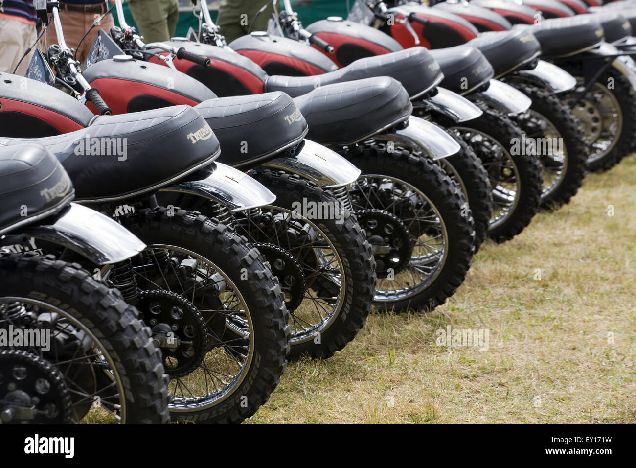 750 cc Triumph TR7V Tiger motos dans une rangée de maisons du Royal ...