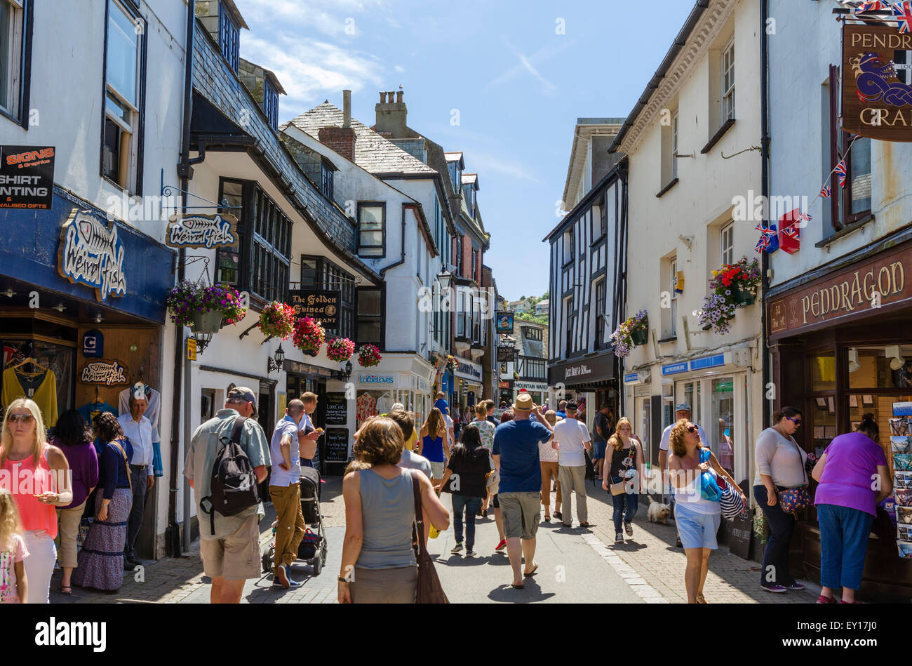Boutiques sur Fore Street dans le centre-ville, à l'Est Looe, Cornwall ...