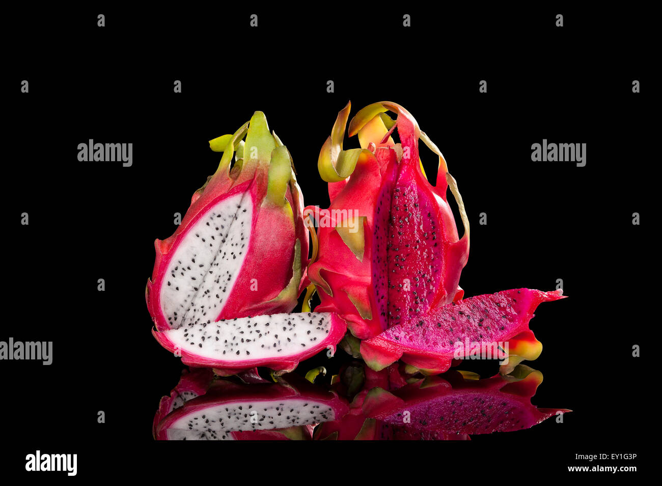 Les fruits du dragon rouge et blanc isolé sur fond noir. Pitaya, fruits ...