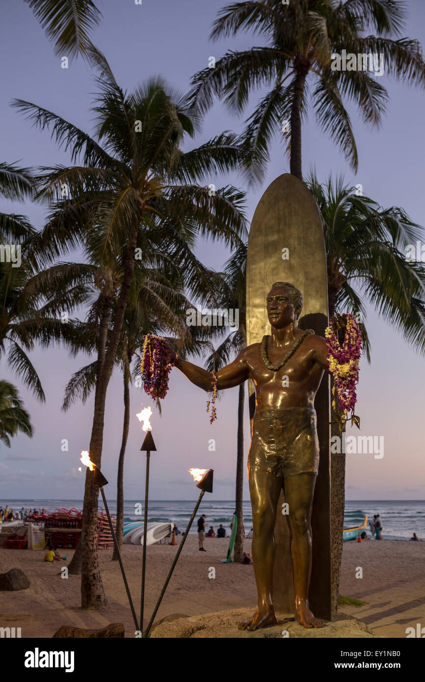 La statue de Duke Kahanamoku à Waikiki beach au coucher du soleil Photo ...