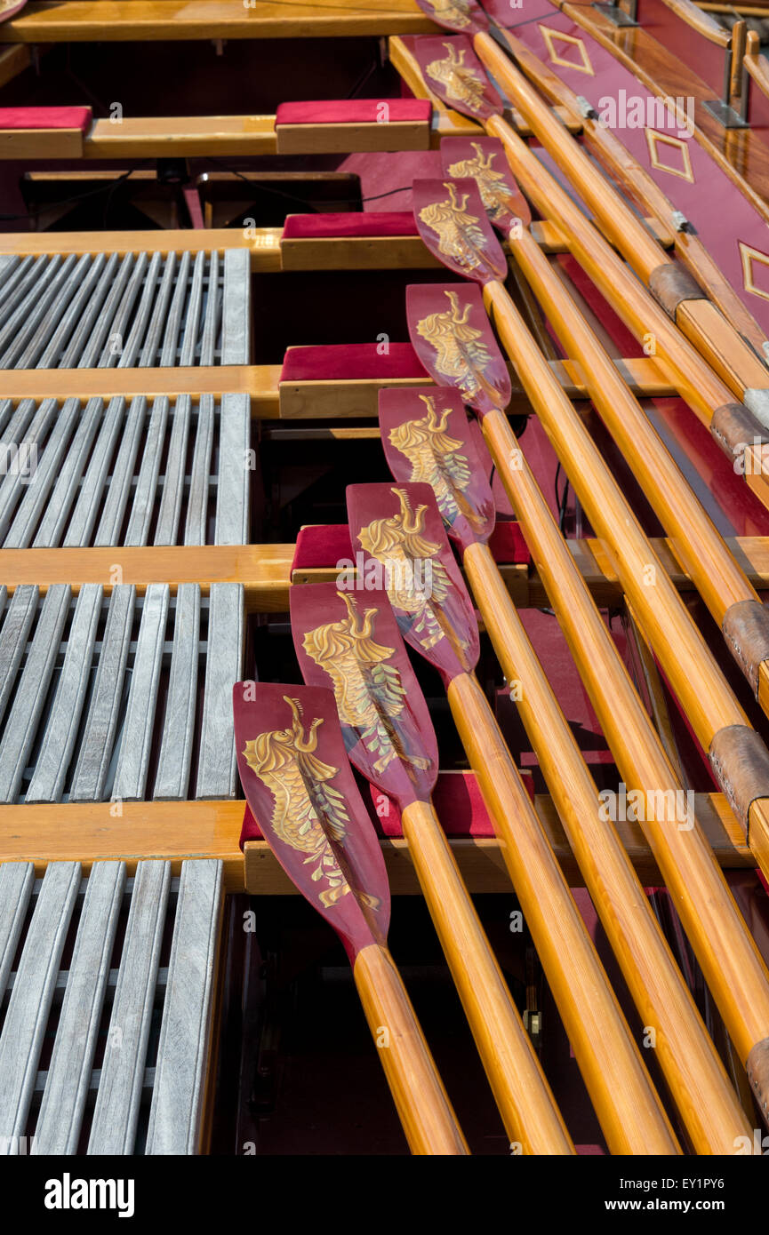 Bateau en bois avec rames Banque de photographies et d’images à haute ...