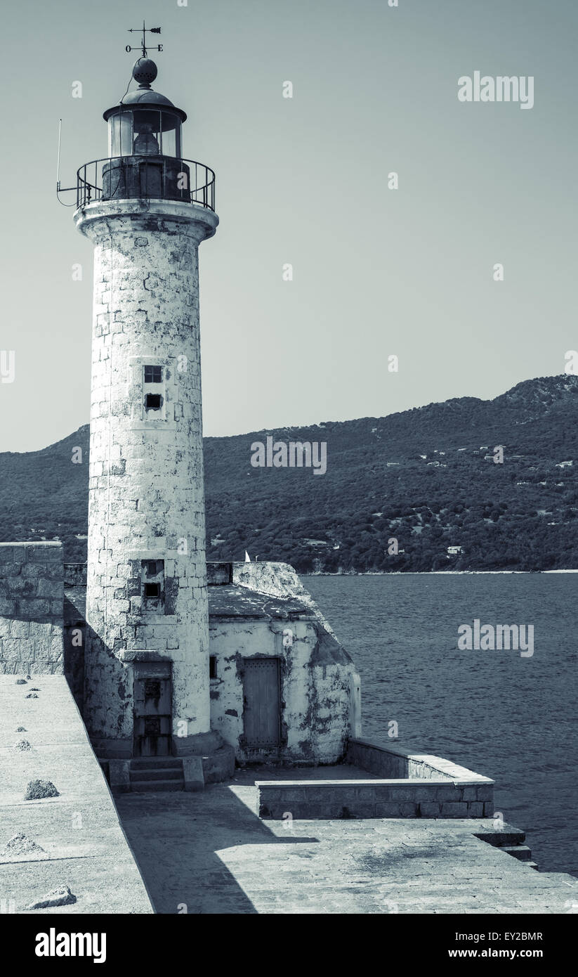 La tour phare blanc. Entrée au port de Propriano, Corse, France. Tons ...