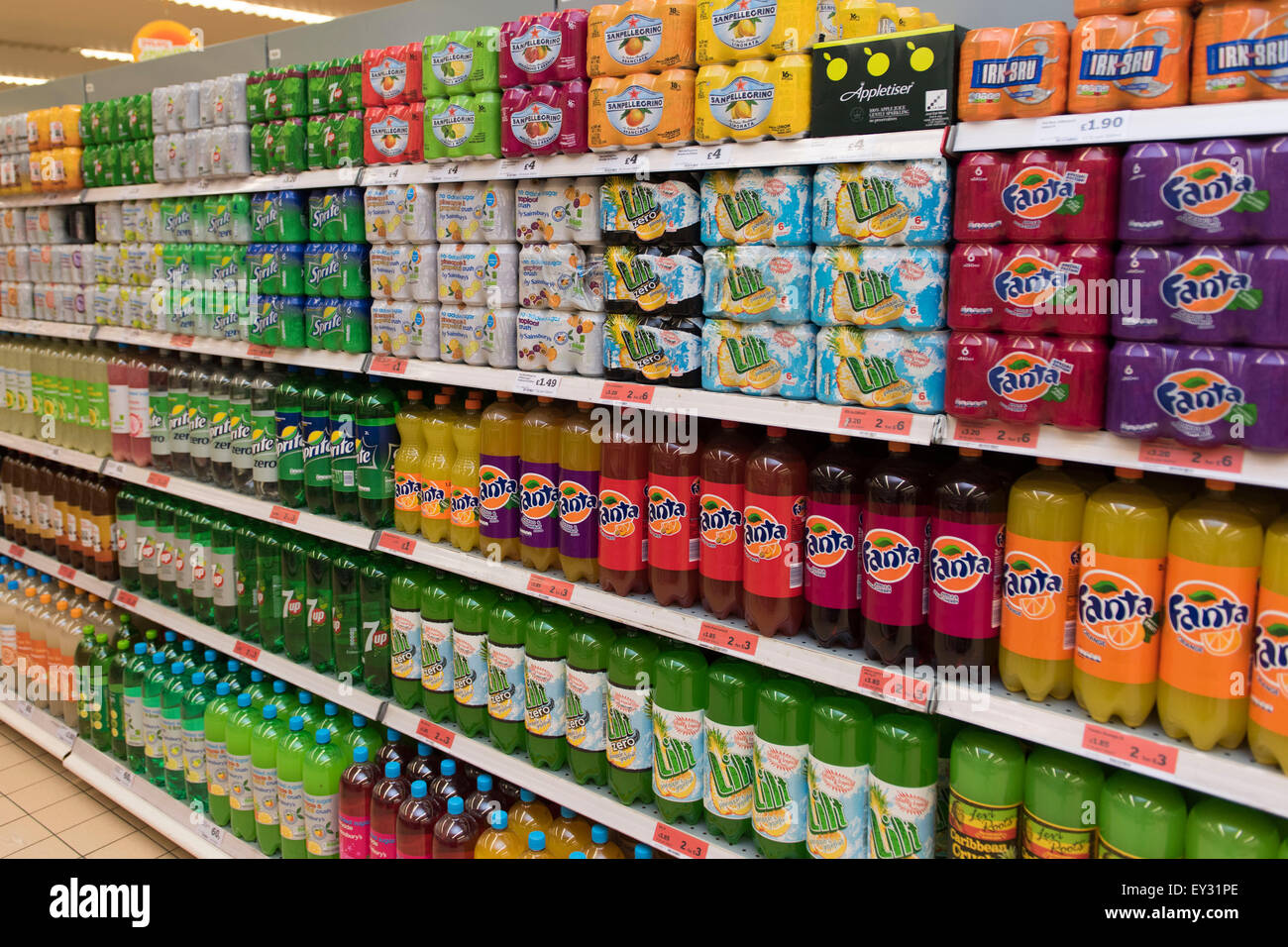 Des boissons gazeuses sucrées sur une étagère de supermarché. Les ...