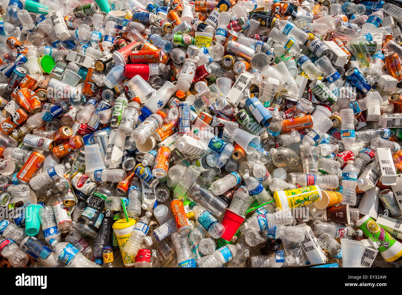 Gros tas de bouteilles en plastique recyclable, tasses, boîtes, papier ...