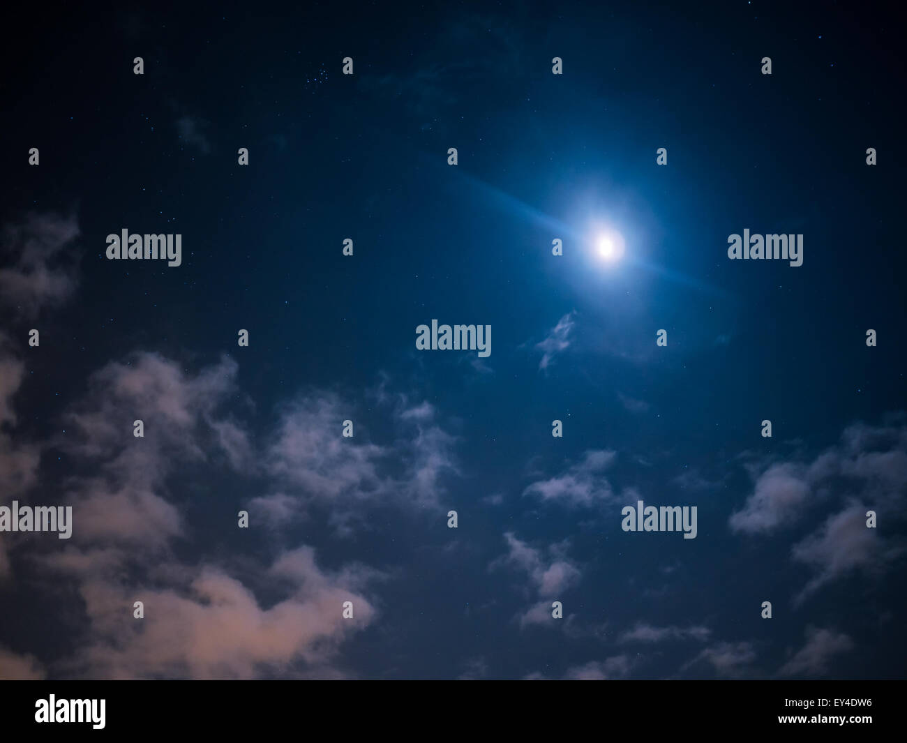 Ciel de nuit avec lune et etoiles Banque de photographies et d’images à ...