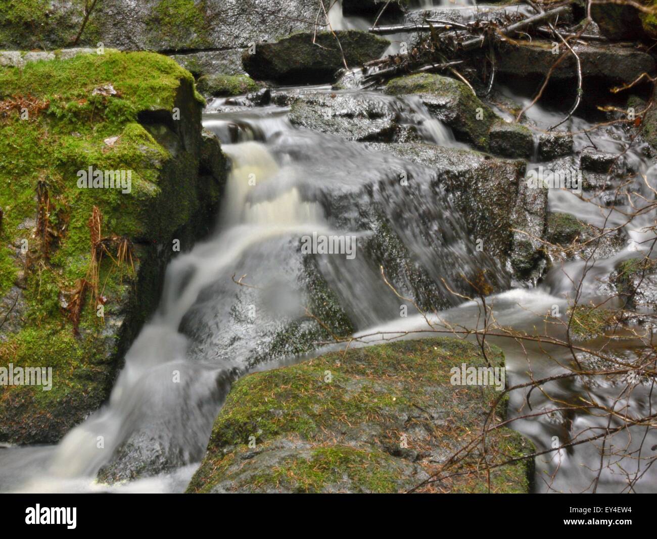 Roches couvertes de mousse et cascade Banque de photographies et d ...