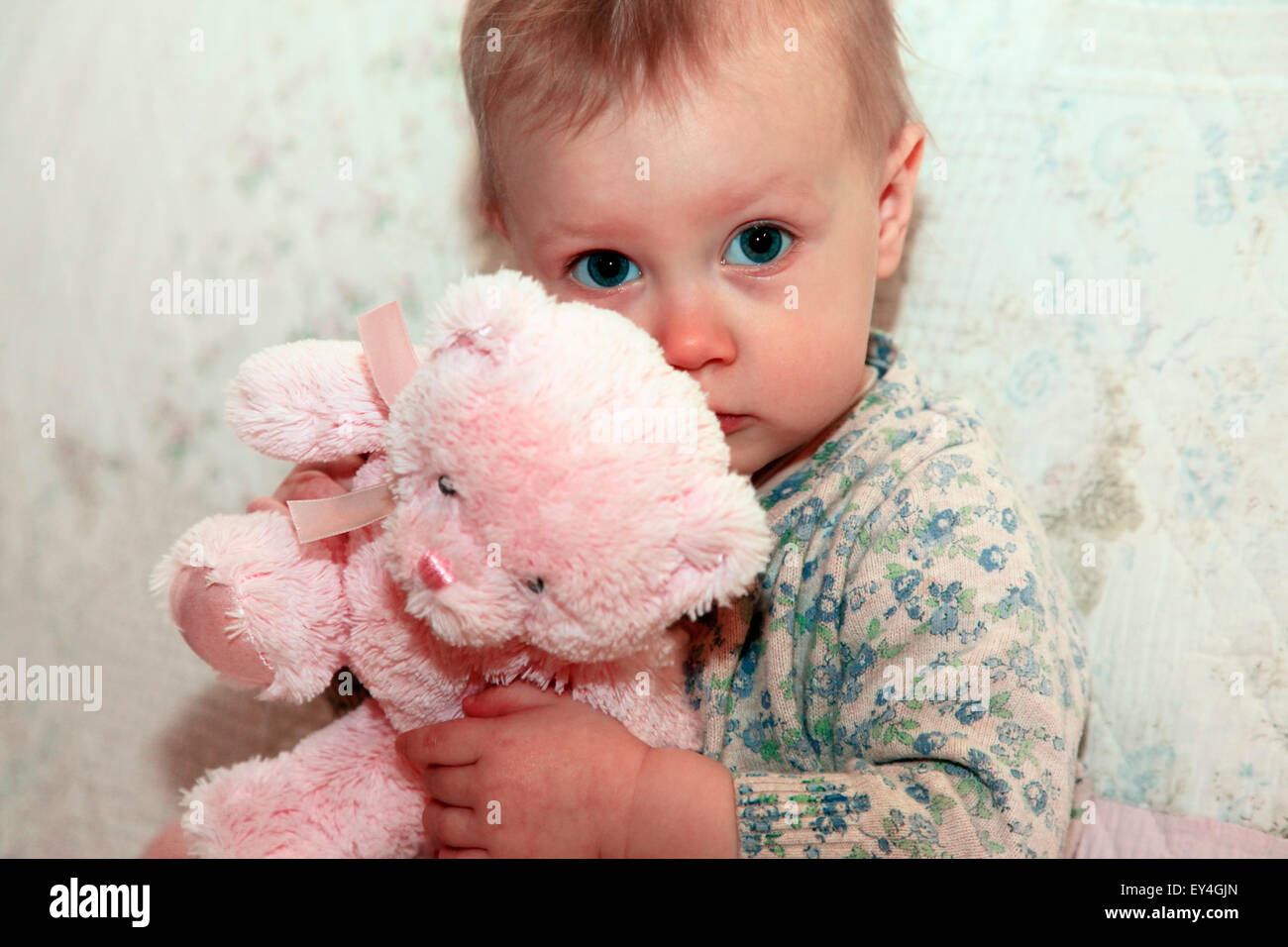 Petite fille triste Banque de photographies et d’images à haute résolution - Alamy
