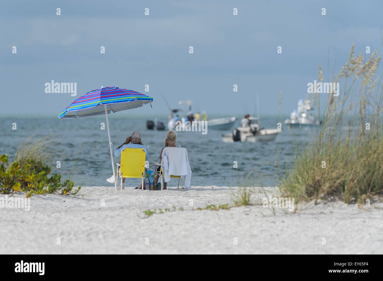 Deux personnes assises sur la plage Banque de photographies et d’images ...