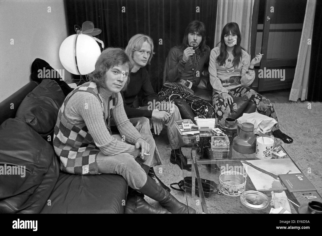 Sänger Abi Ofarim, Susan Aviles, Thomas Hock und Peter Pétrels à ...