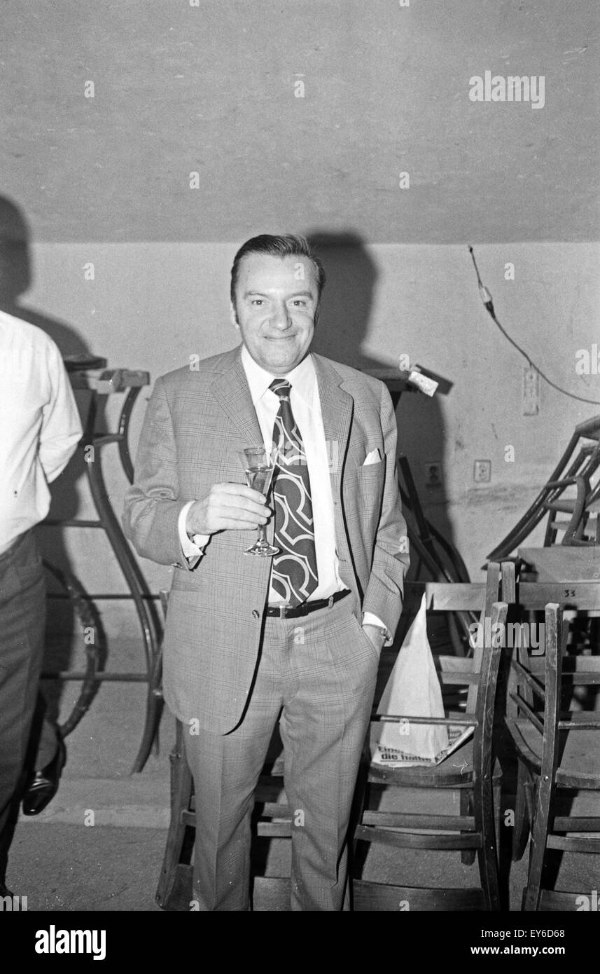 Modérateur Heinz Schenk besucht die Goldene 10 à München, Deutschland ...