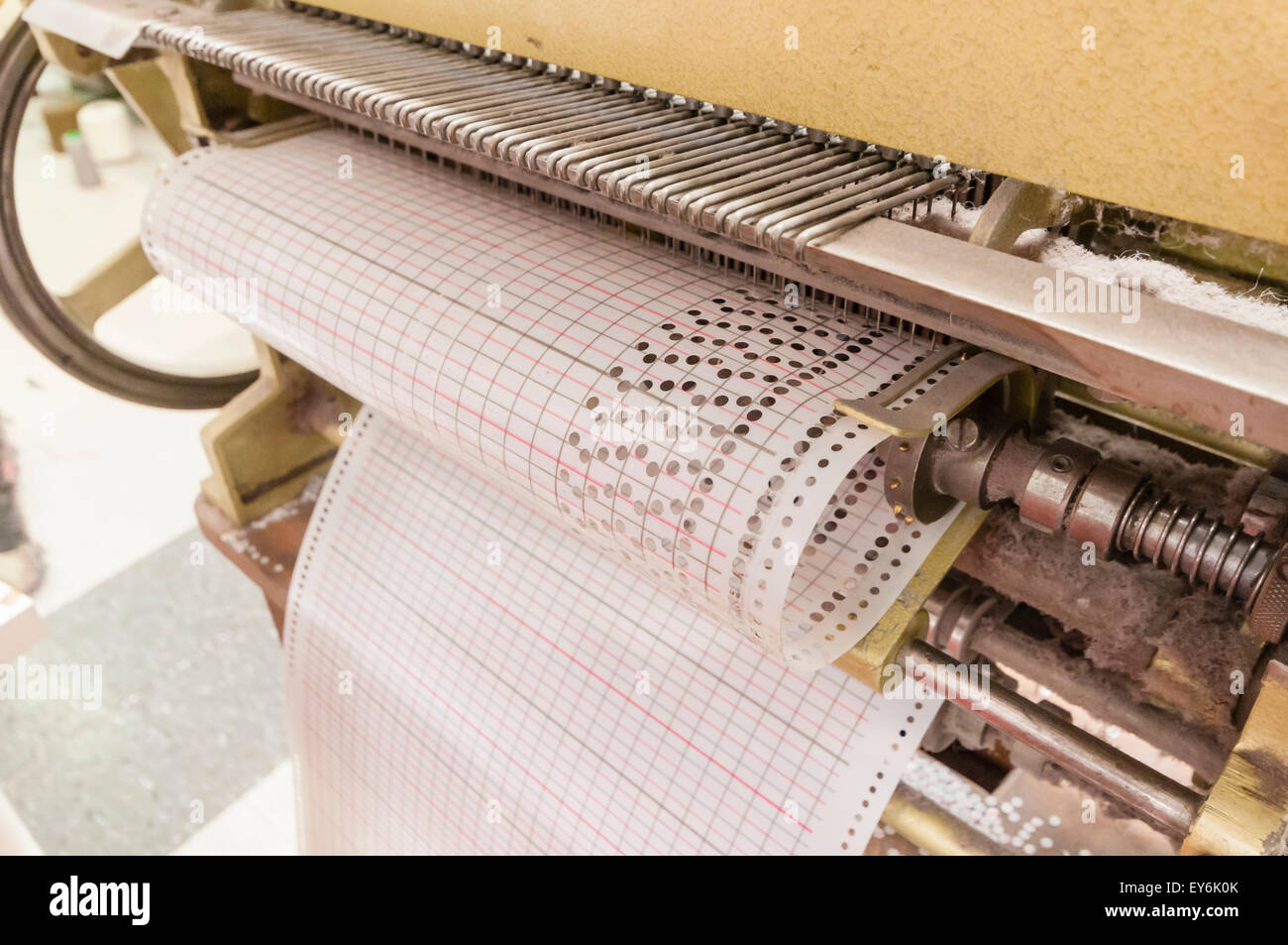 Perforé pour définir des patrons sur un métier à tisser automatique ...