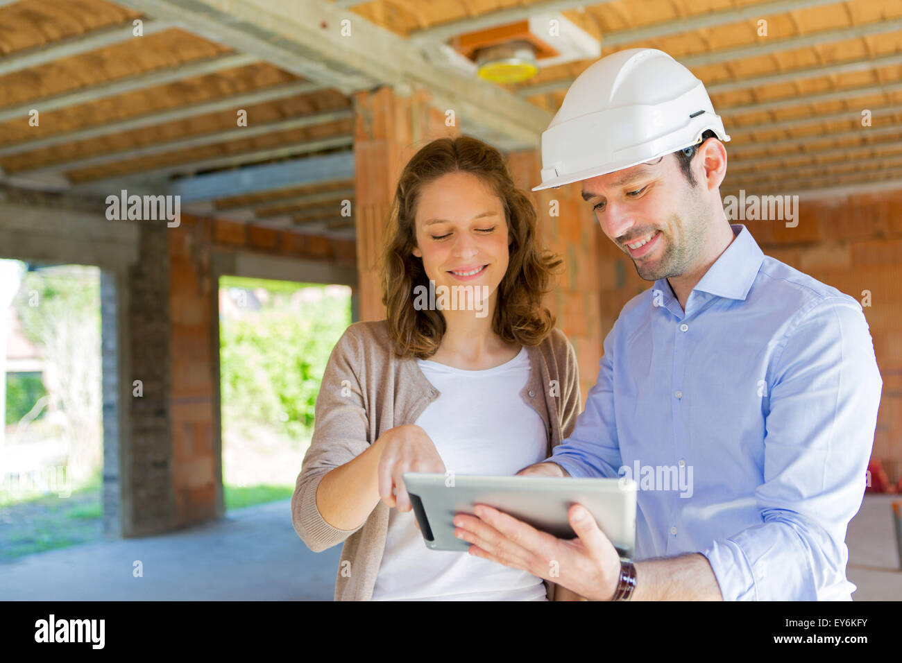 Vue d'une jeune femme et de l'architecte on construction site Photo ...