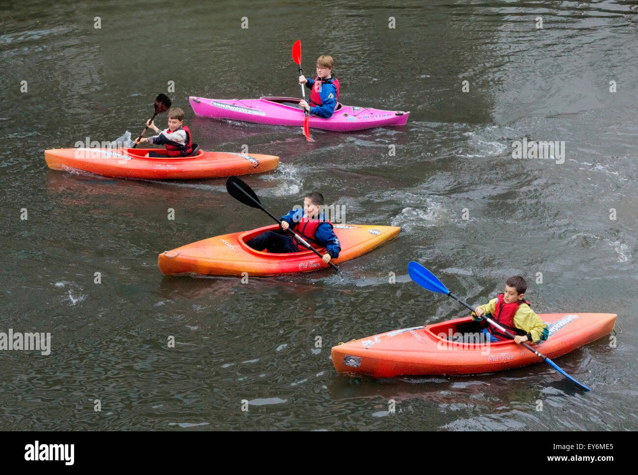Kayak des enfants Banque de photographies et d’images à haute ...