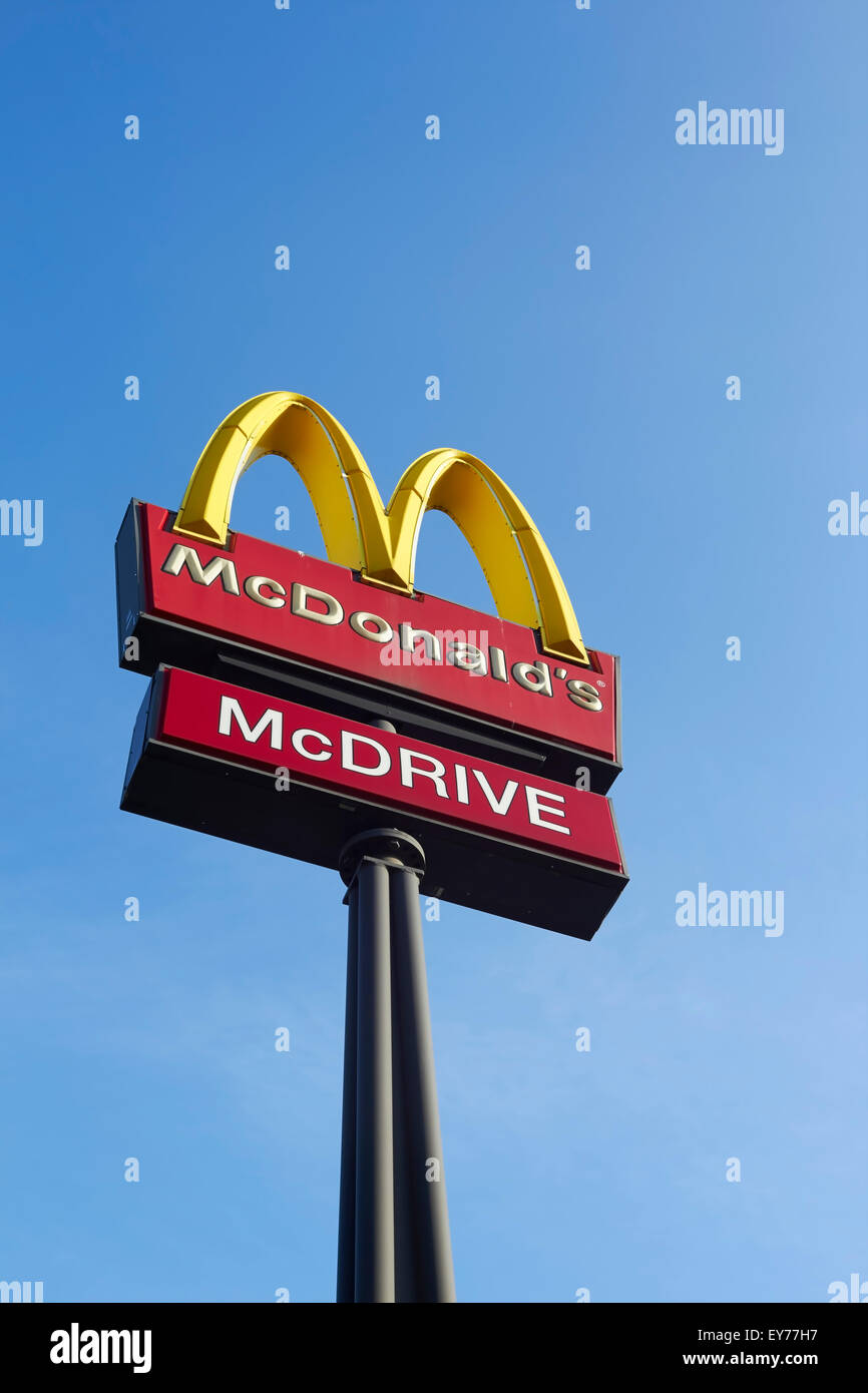 Mcdrive sign with mcdonalds logo Banque de photographies et d’images à ...