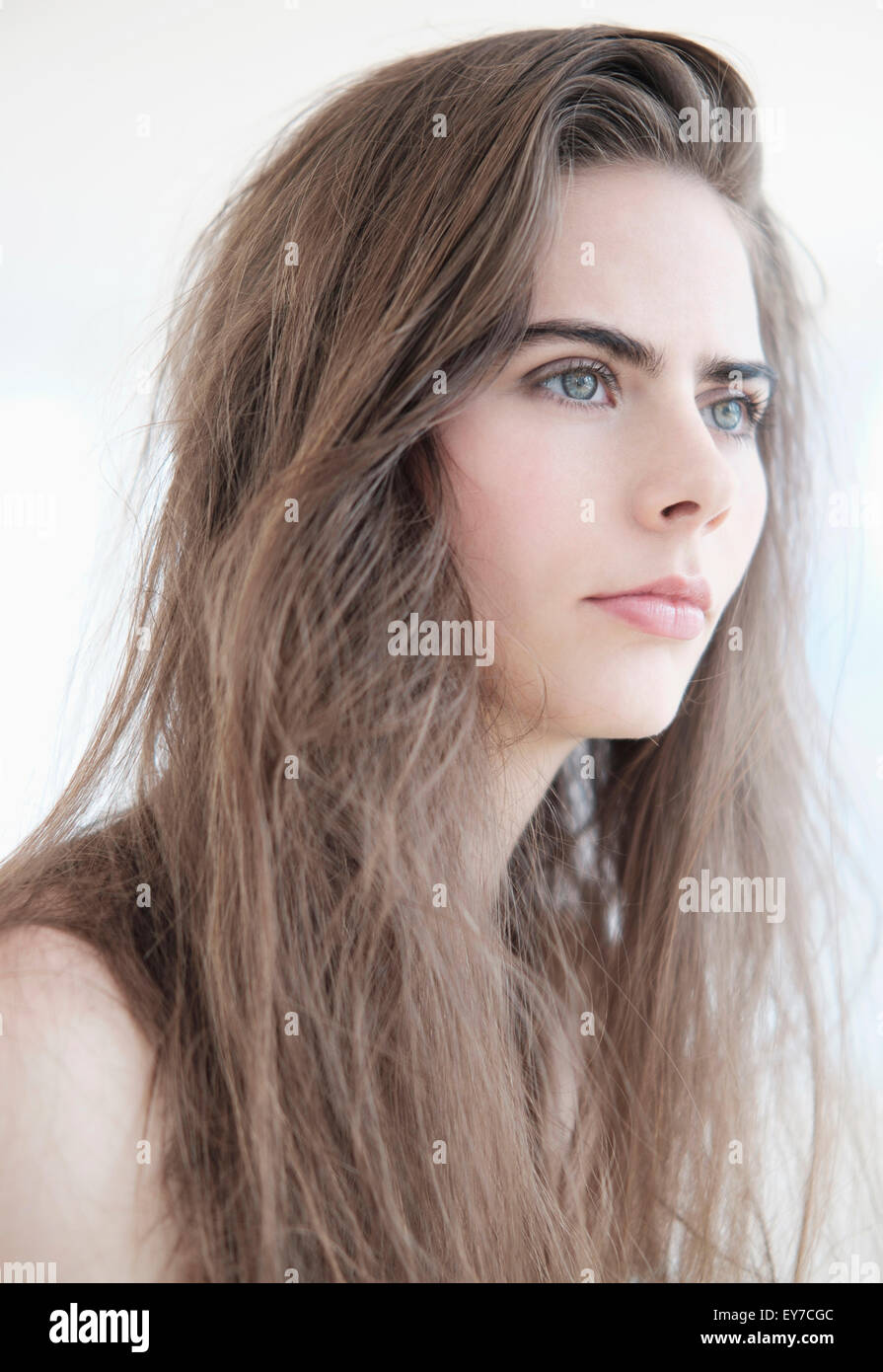 Femme brune 20 ans yeux bleu Banque de photographies et d’images à haute résolution - Alamy