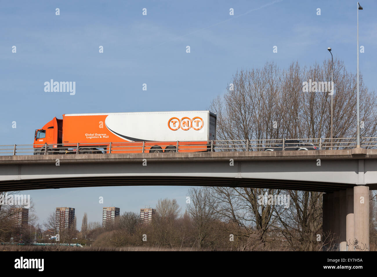 Un TNT Logistics et Mail chariot sur la route au Royaume-Uni Photo ...