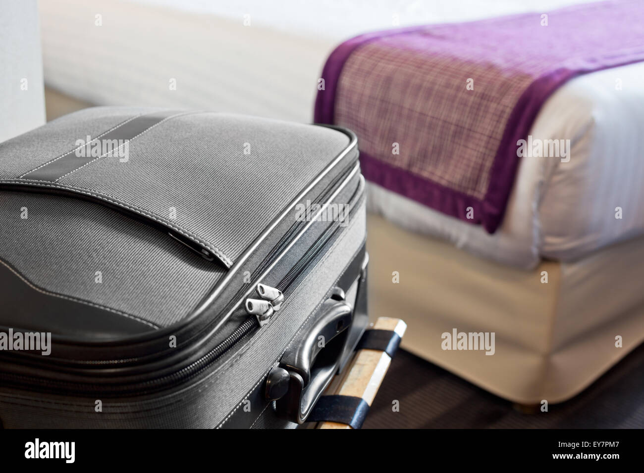 Chambre d'hôtel avec une valise sur la place et le lit Photo Stock - Alamy