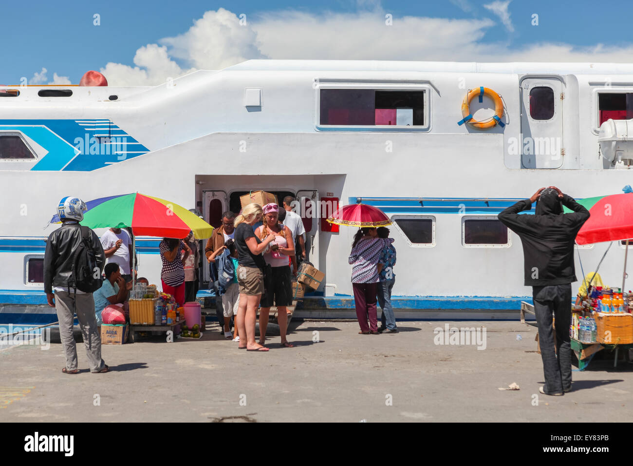 Passagers devant un ferry à Masohi, île de Seram, centre de Maluku ...