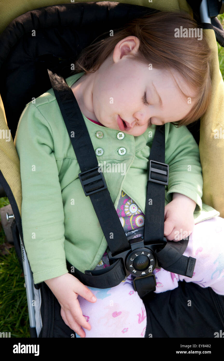 Elle dormait dans sa poussette tout-petits Photo Stock - Alamy Elle dormait dans sa poussette tout-petits Photo Stock - Alamy
