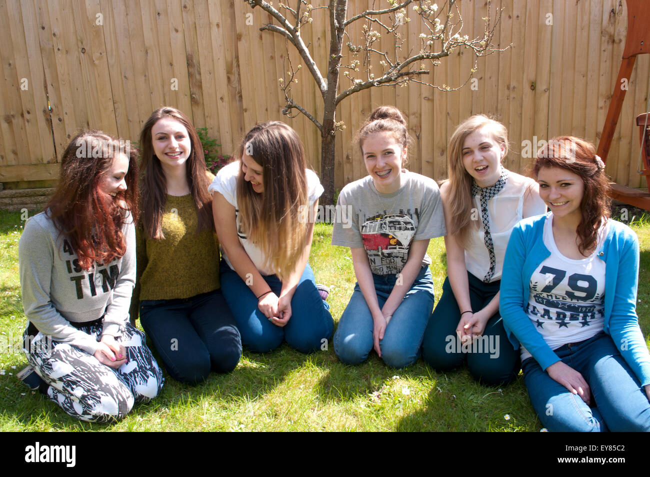 Happy group of teenage girls laughing Photo Stock - Alamy