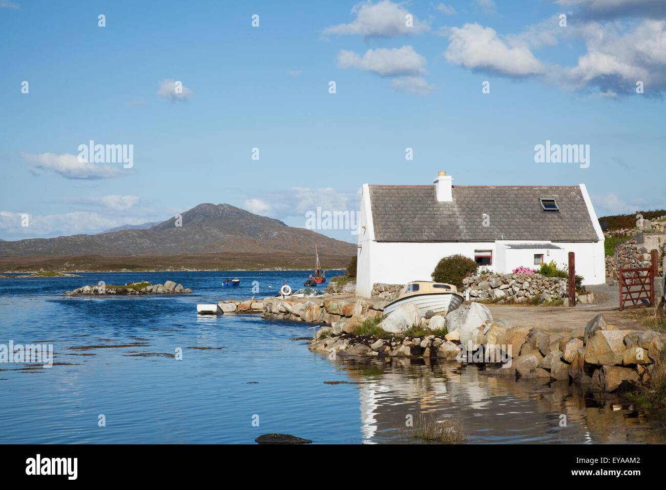 Une maison sur le bord de l'eau ; Inishnee Island, comté de Galway ...