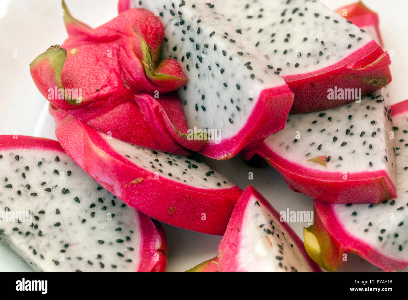 Exotic fruits dragon fruit Banque de photographies et d’images à haute ...