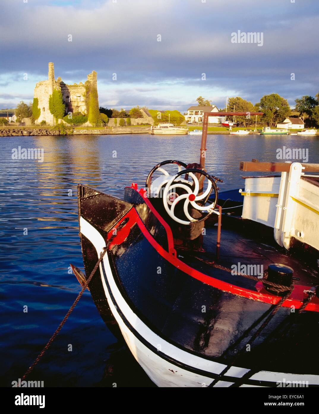 Dromineer, Lough Derg, comté de Tipperary, Irlande ; bateau sur le lac ...