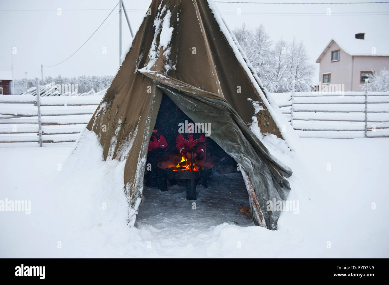 Séjour touristique en face de la cheminée à Kota en bois sous le same ...