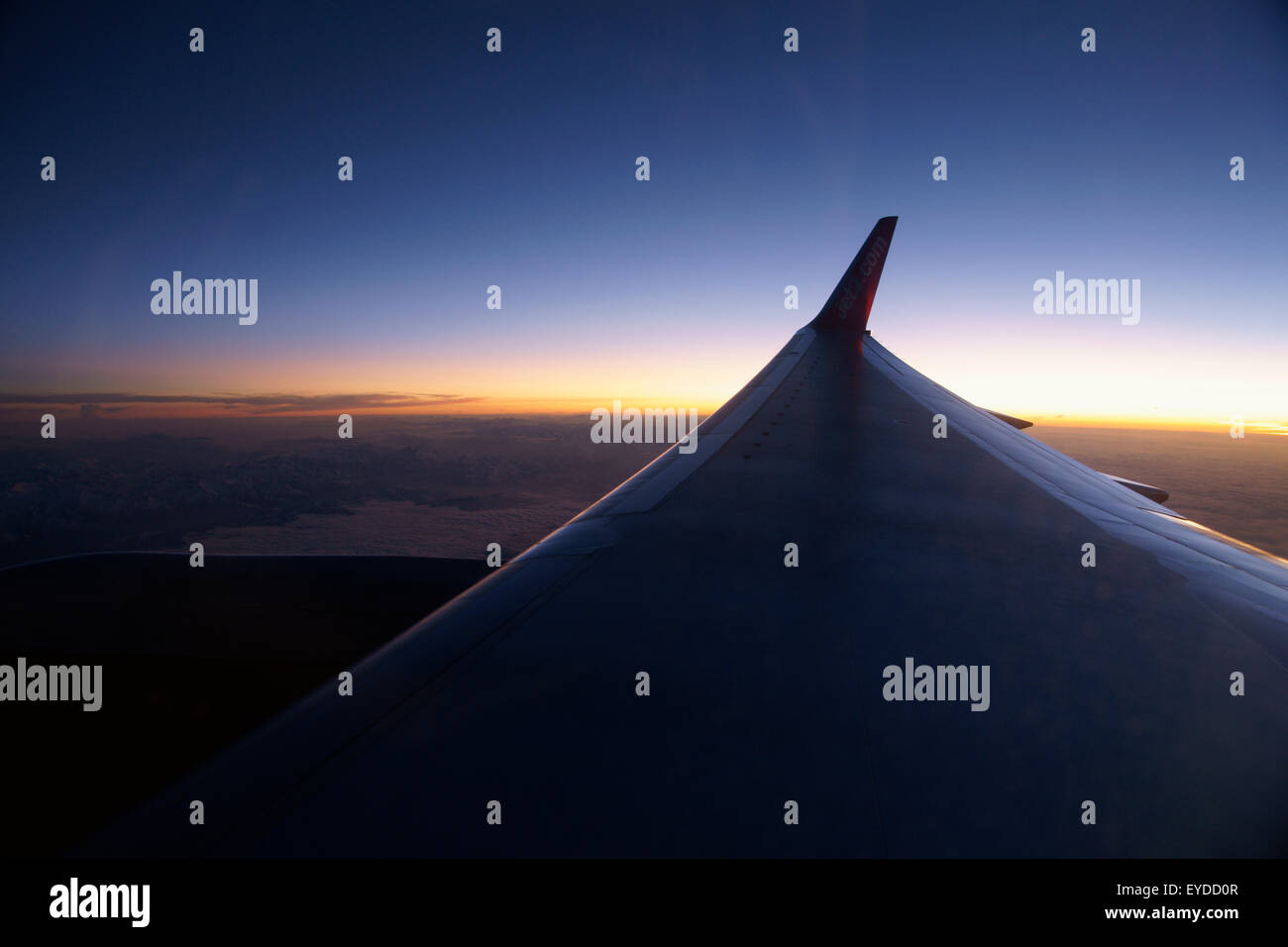 La vue sur l'aile, de l'orifice d'un vol charter au-dessus des Alpes ...