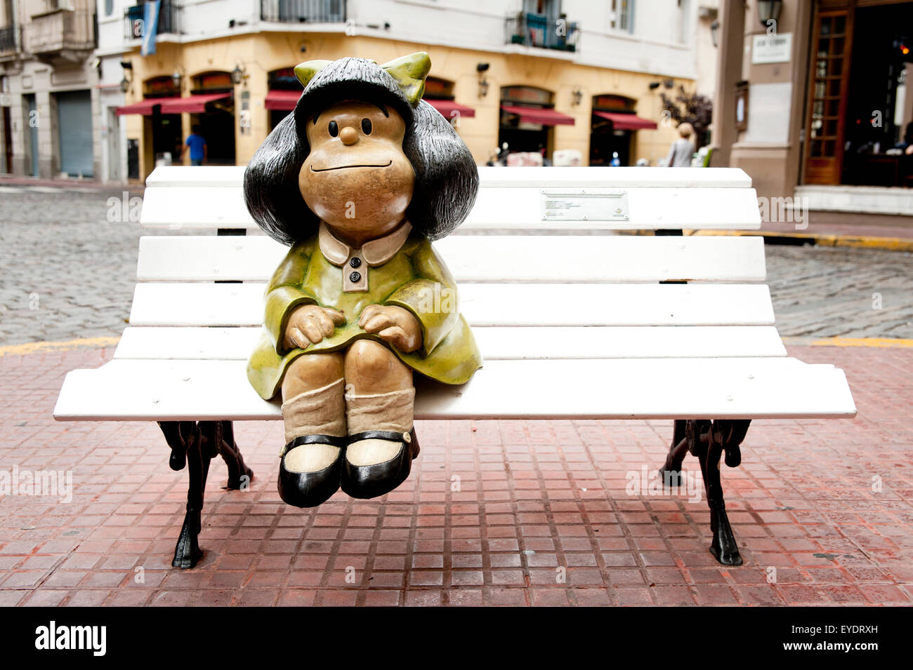 Mafalda, célèbre personnage de 6 ans, assis sur un banc de Defensa, San ...