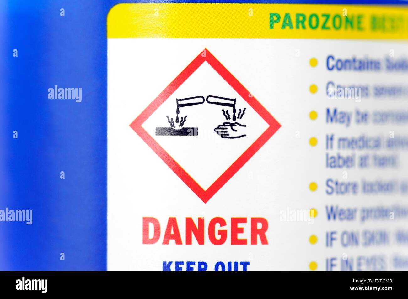 Symbole d'avertissement caustique sur une bouteille d'eau de javel ...