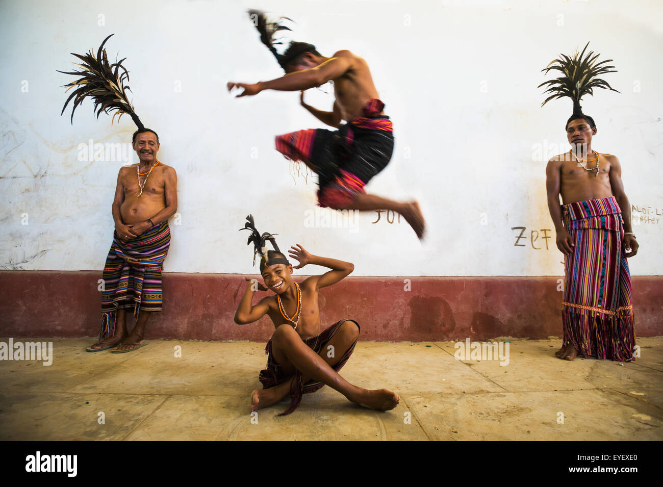 Les hommes en costume traditionnel du Timor oriental Timor-Leste Photo ...