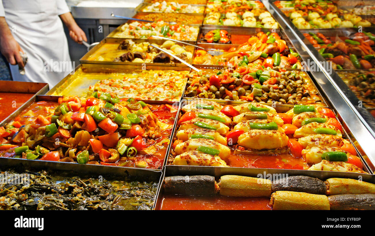 Le chef est au service de repas au restaurant turc à Sultanahmet ...