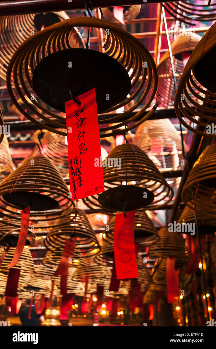Man Mo temple bouddhiste célèbre avec les encens spectaculaire plafond ...