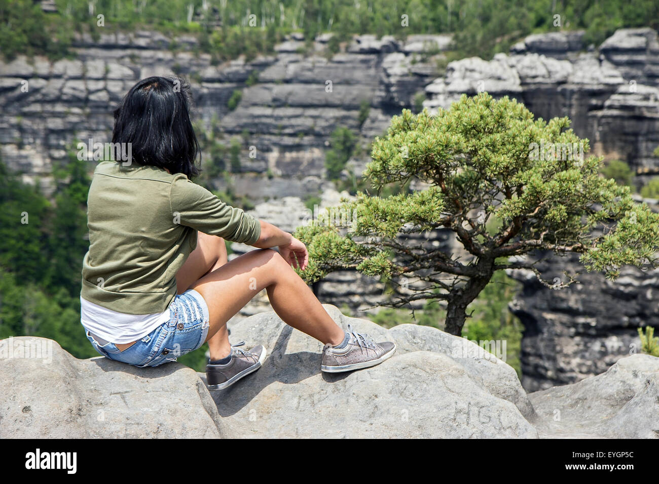 Femme assise sur rocher Banque de photographies et d’images à haute résolution - Page 7 - Alamy
