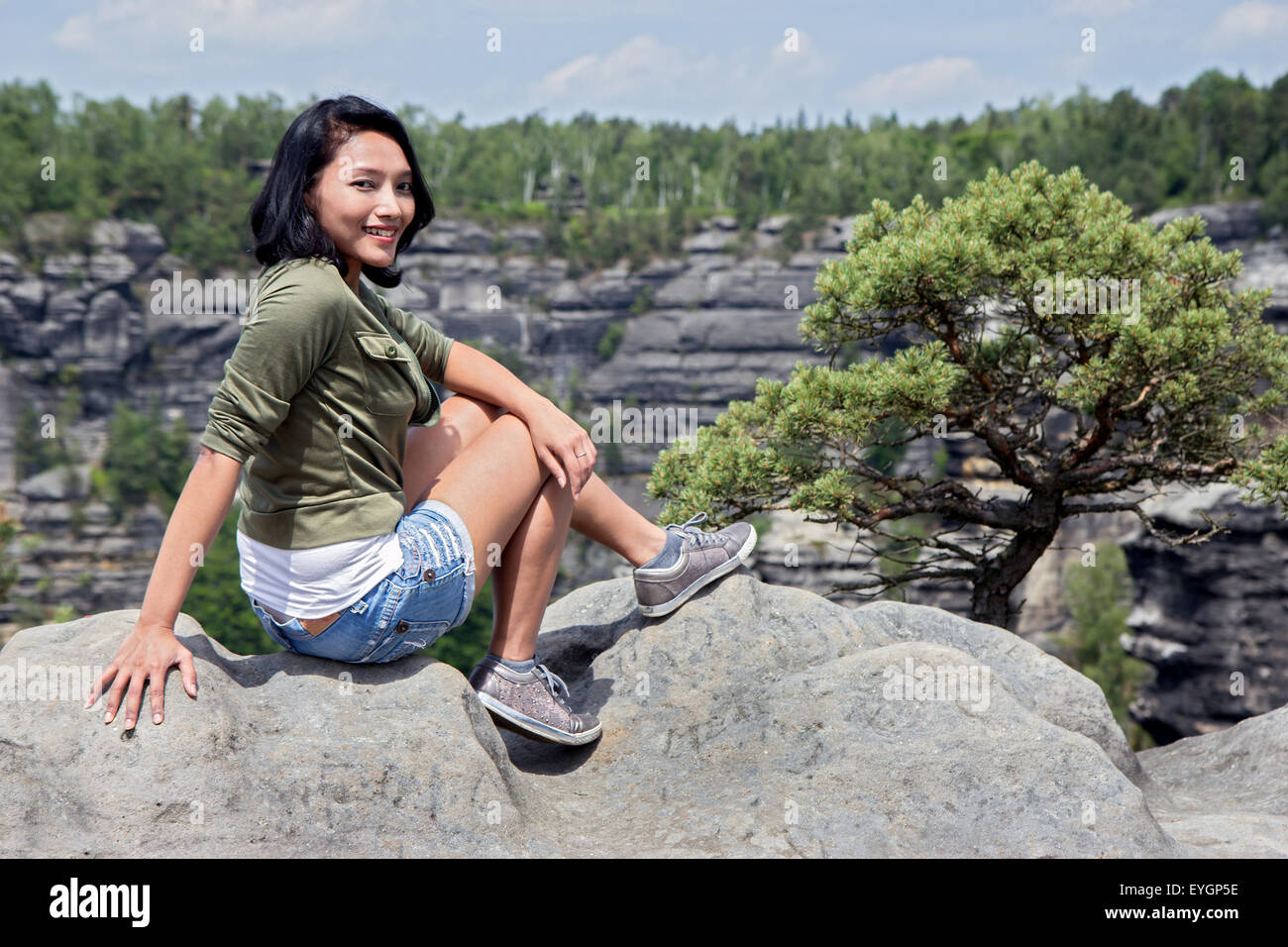 Femme assise sur rocher Banque de photographies et d’images à haute résolution - Page 7 - Alamy