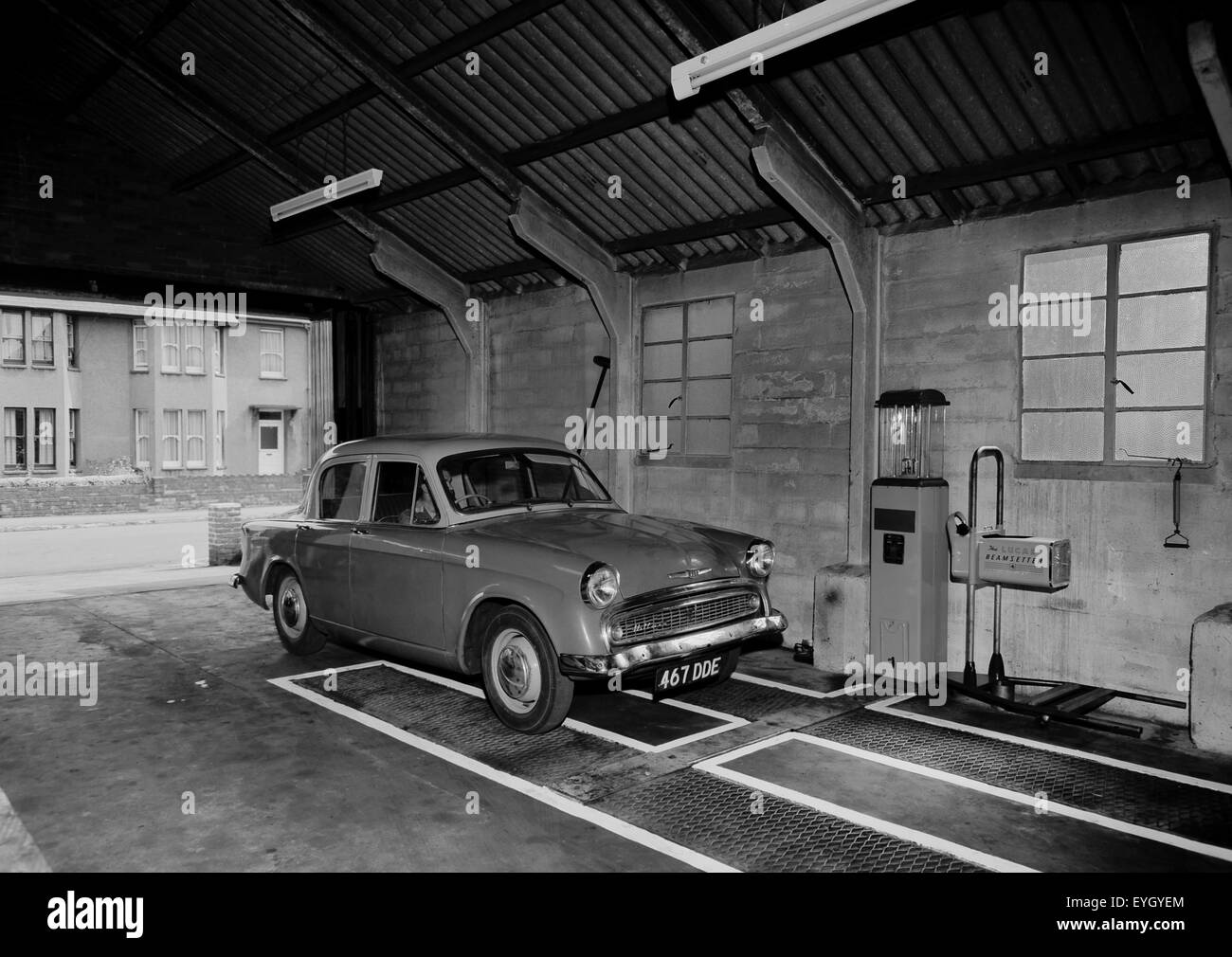 1960 Cardiff ; Garage intérieur, car l'attente de l'essai Photo Stock ...