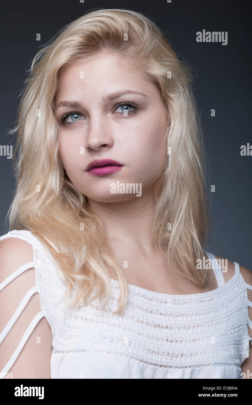 Portrait d'un modèle de l'adolescence russe aux yeux bleus Photo Stock ...
