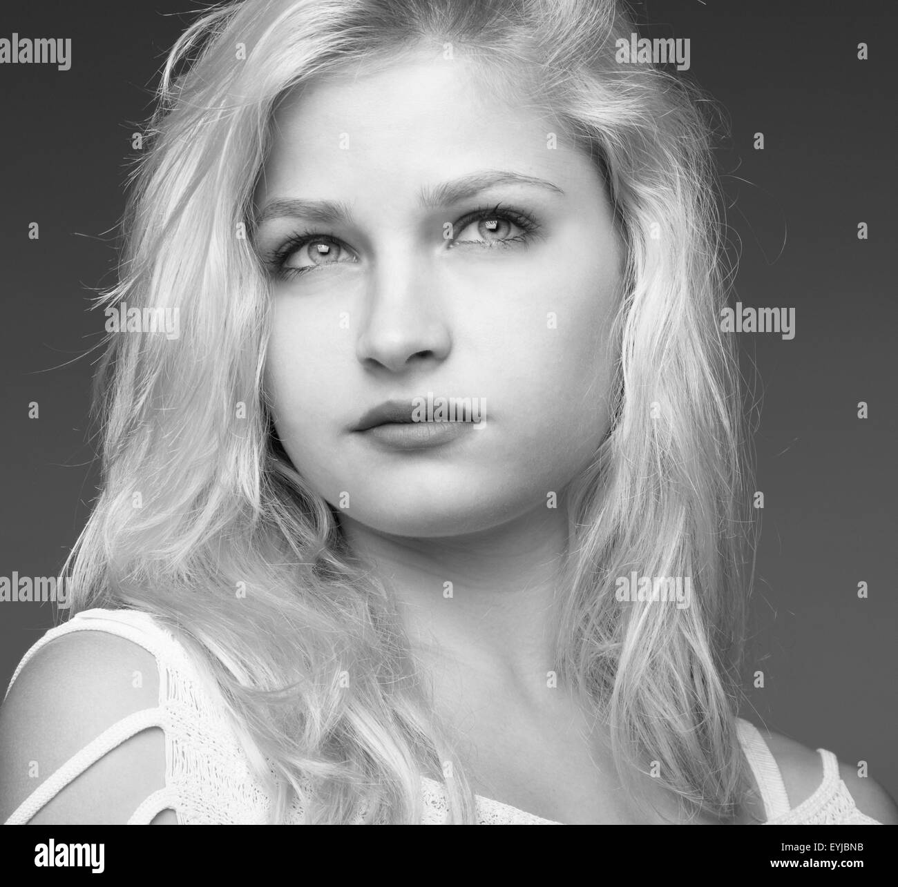 Portrait d'un modèle de l'adolescence russe aux yeux bleus Photo Stock ...