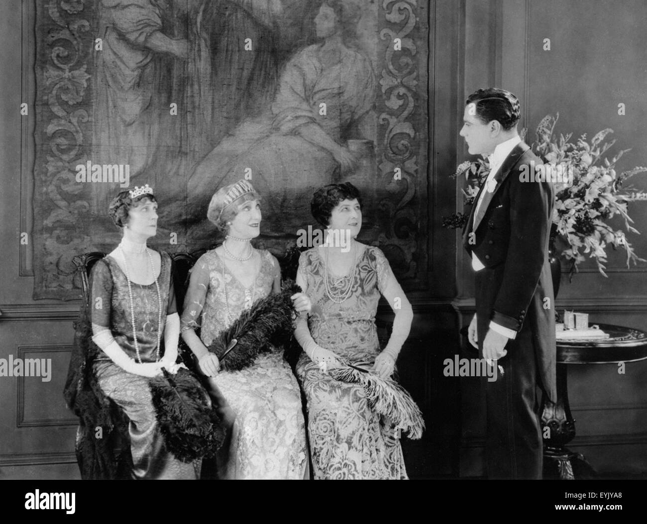 Lady with fan Banque de photographies et d’images à haute résolution ...