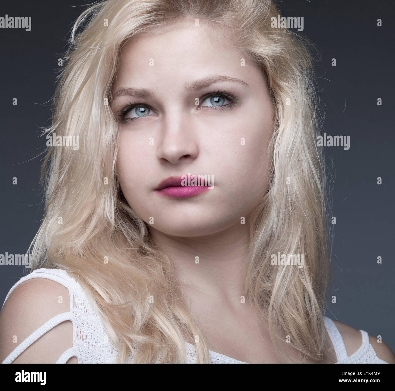 Portrait d'un modèle de l'adolescence russe aux yeux bleus Photo Stock ...