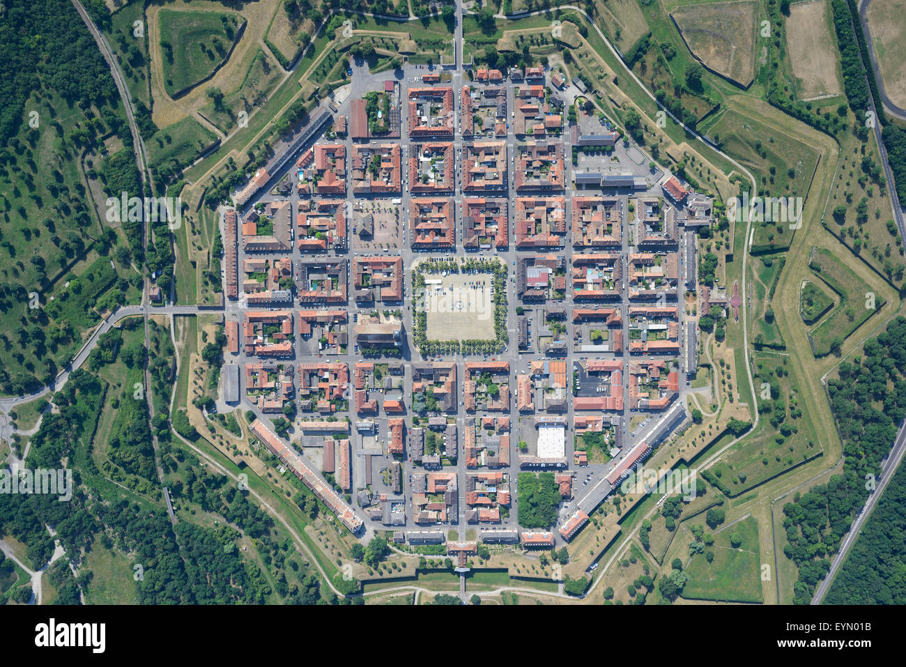 VUE AÉRIENNE VERTICALE.Citadelle octogonale de neuf-Brisach (construite ...