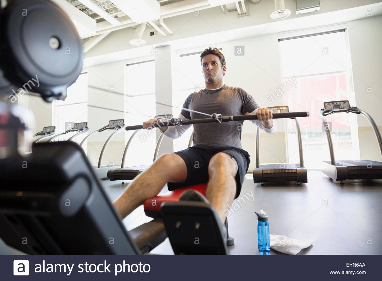 Man rowing machine Banque de photographies et d’images à haute ...