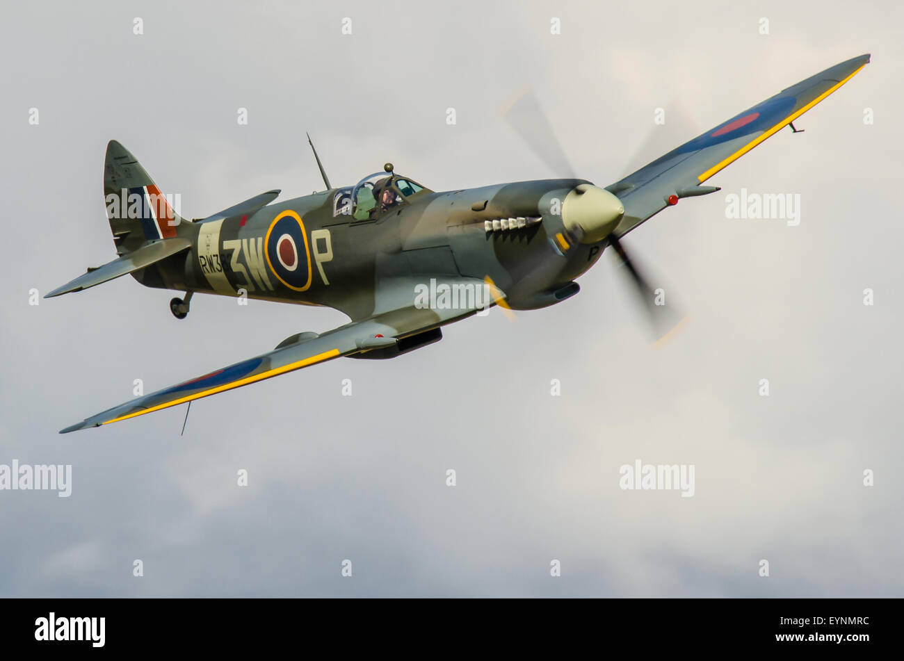 Le pilote Dan Griffith qui pilote un avion de chasse Spitfire exploité ...