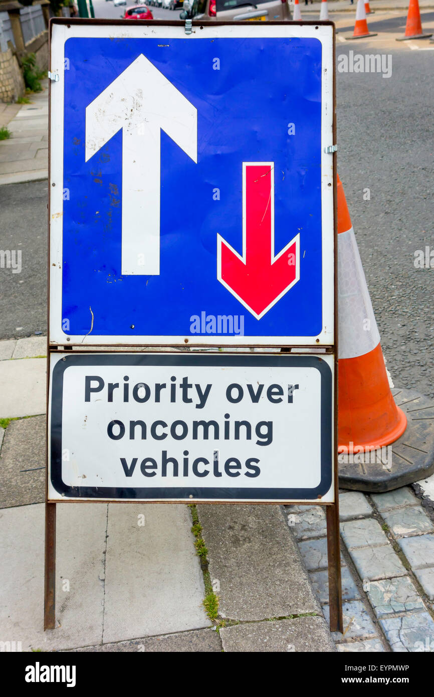 Priority over oncoming traffic sign Banque de photographies et d’images ...