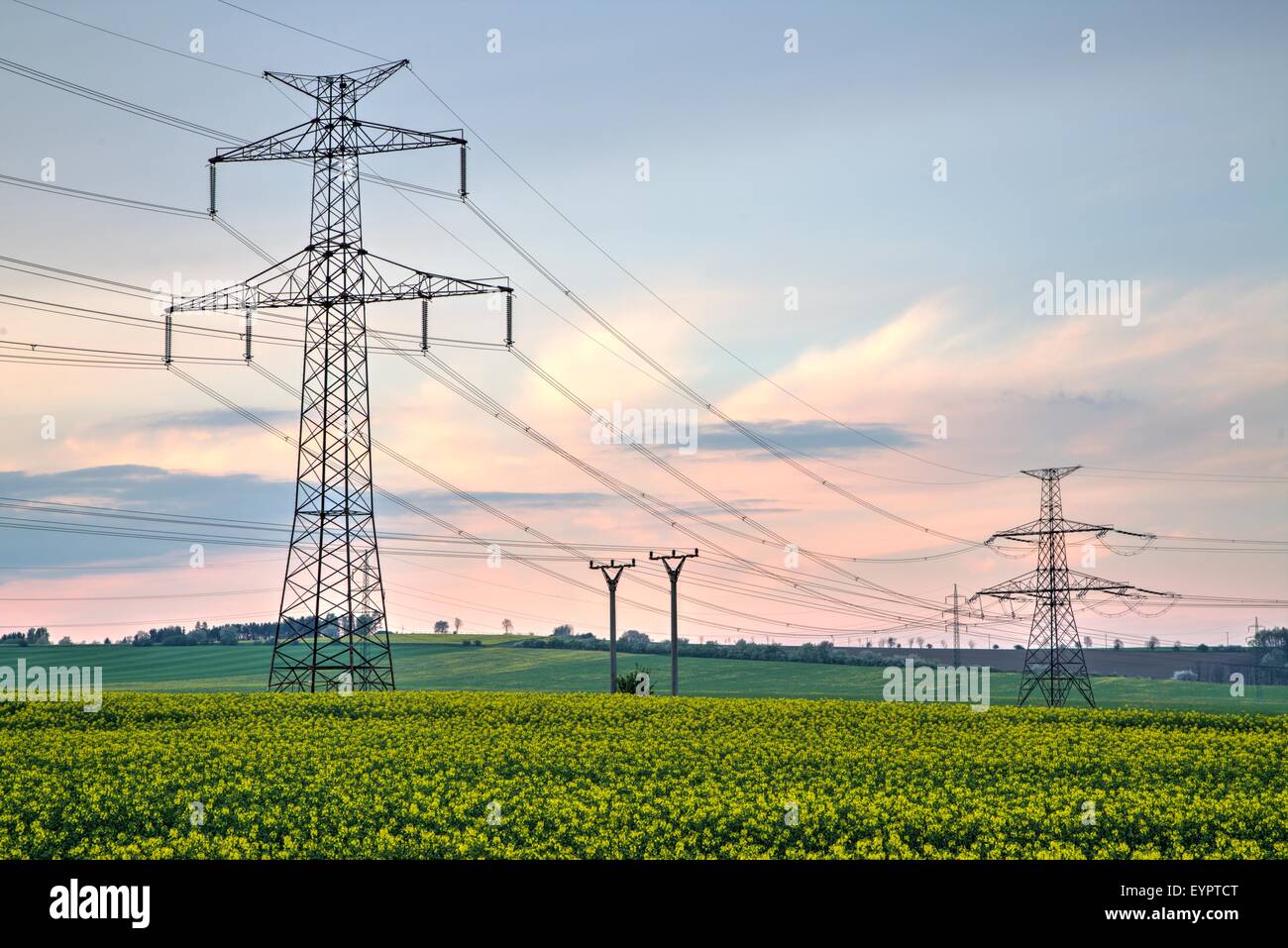 Pylônes à haute tension, lignes électriques Photo Stock - Alamy