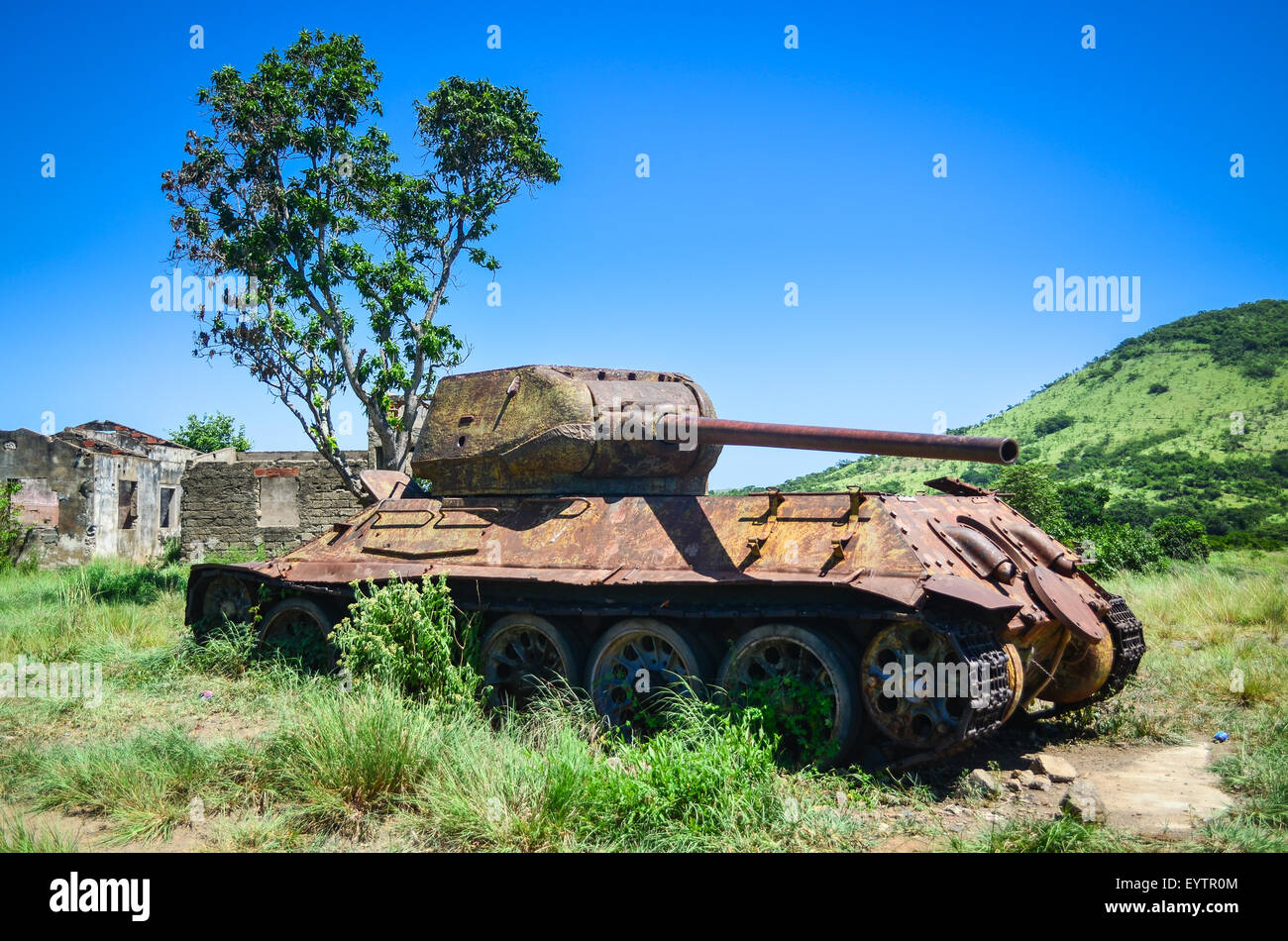 Afrique guerre civile ruines de chars d'armée Banque de photographies ...