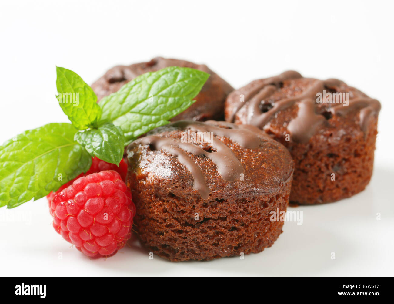 Petits gâteaux au chocolat et aux framboises Banque de photographies et ...