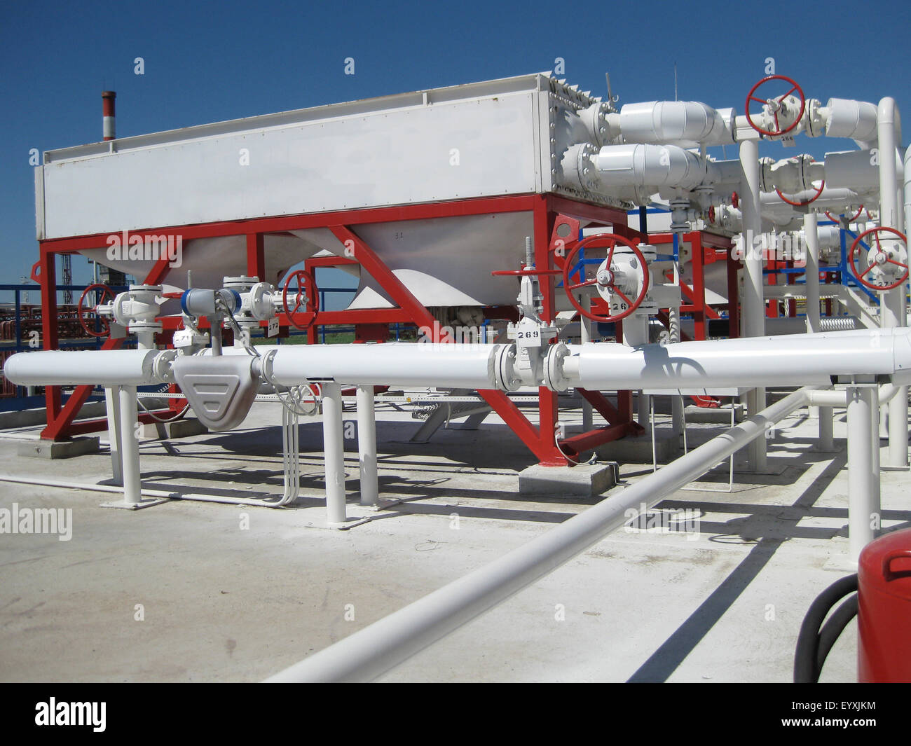 Raffinerie de pétrole. L'équipement pour le raffinage de l'huile ...