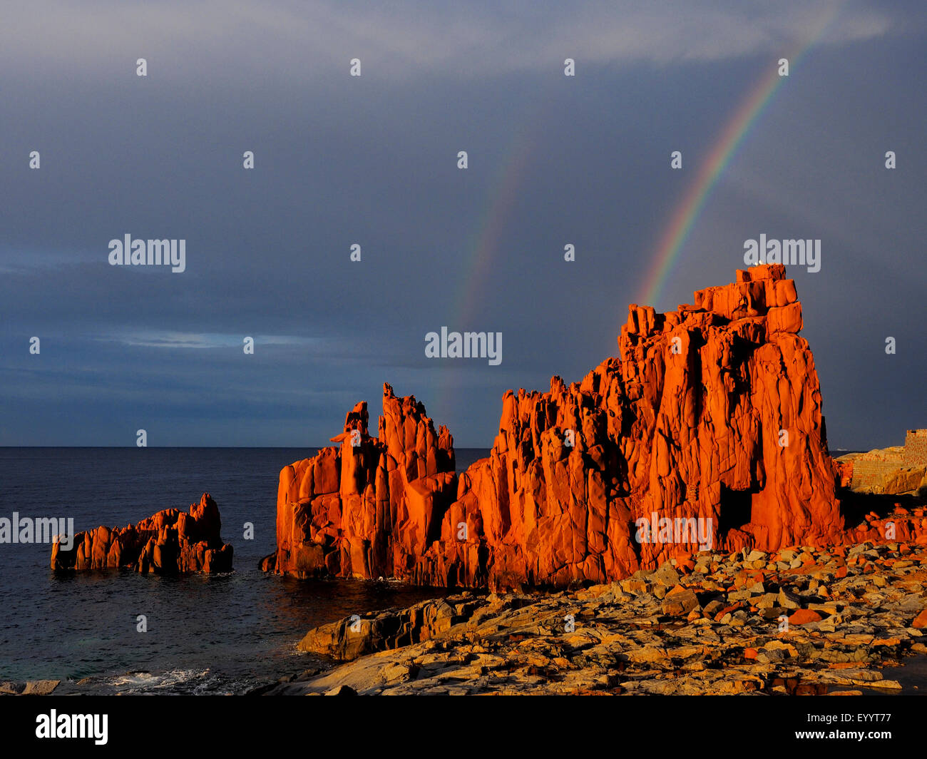 Plage de Rocce Rosse, roches de porphyre rouge, Italie, Sardaigne ...